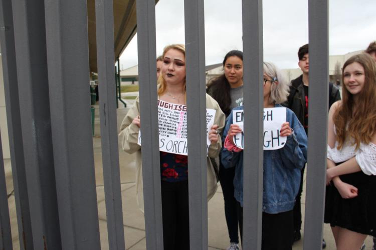 Students gather at Tehachapi High School to advocate for gun control, remember dead in Florida ...