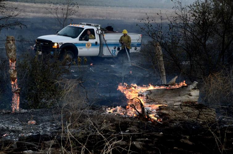 PHOTO GALLERY: Tehachapi awakens to high winds, grass fires | News ...