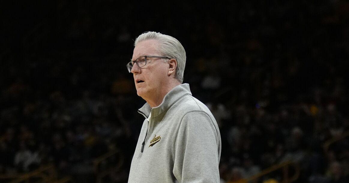 College basketball: Wolverines pull away to beat Hawkeyes ...
