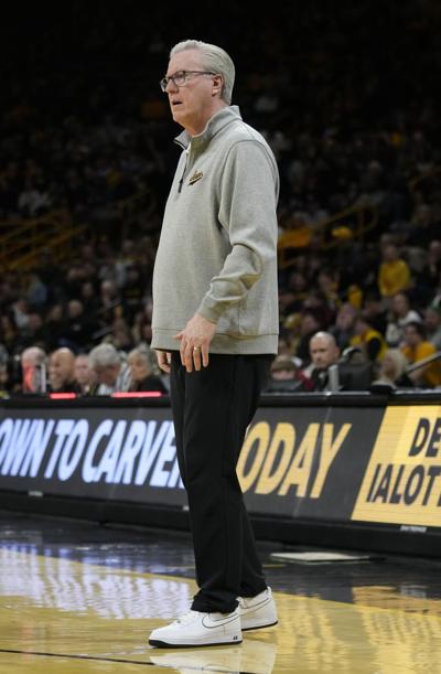 College basketball: Wolverines pull away to beat Hawkeyes ...