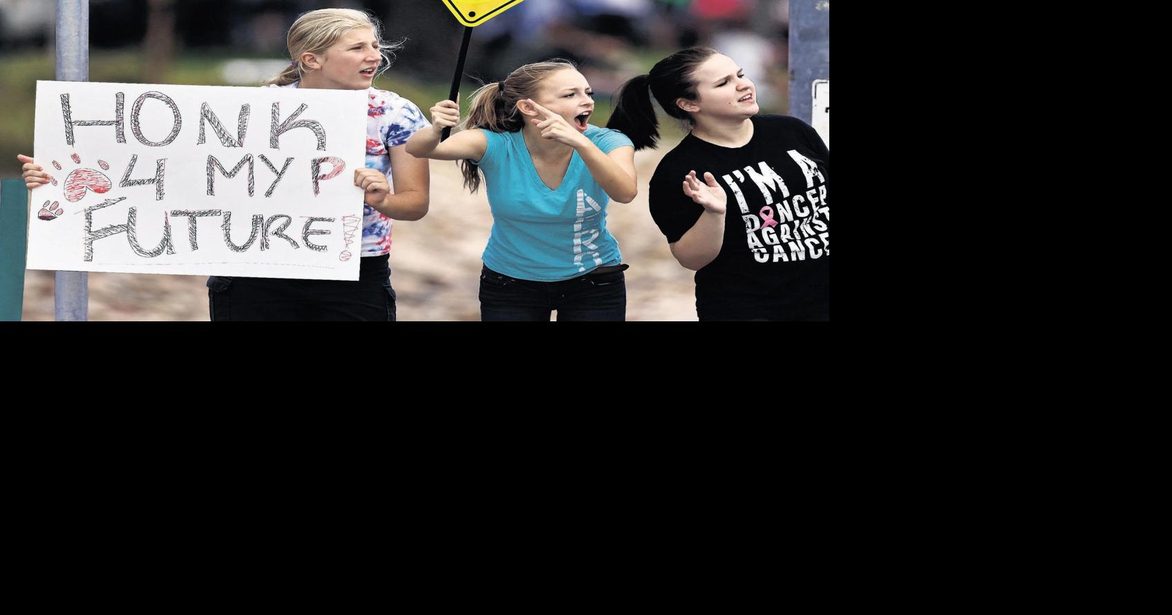 Protesters pack curriculum meeting | National/World | telegraphherald.com