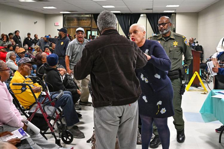 Residents express discontent over gas bills in town hall | Business ...