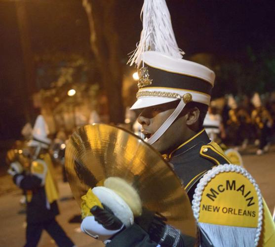 Cleopatra rolls to theme “Strolling Down the Avenue.” | News ...