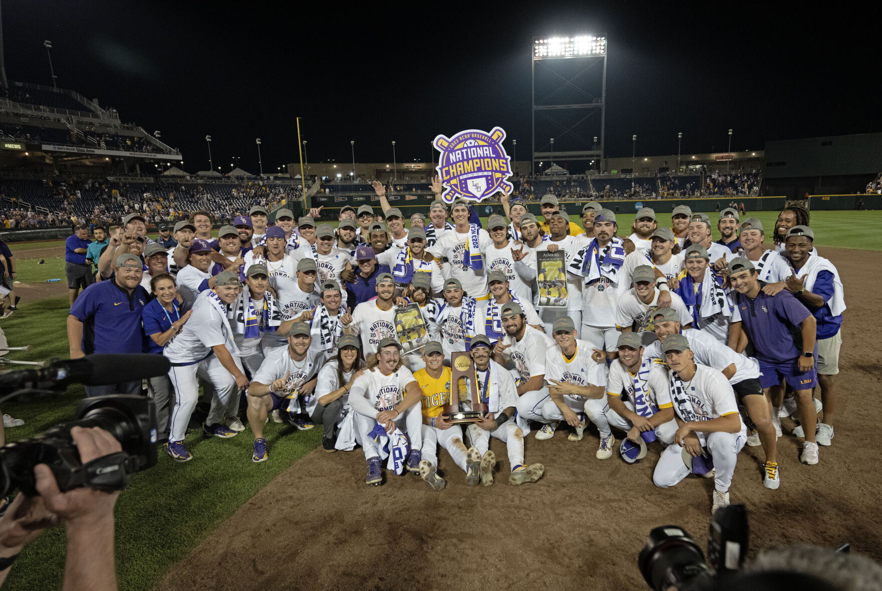 La. State Capitol honors LSU Baseball with tower lights | News ...