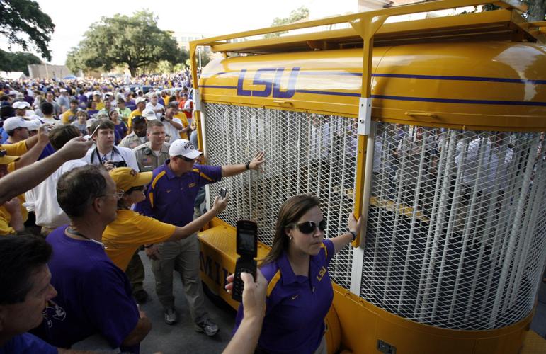 Arkansas mascot sends flowers, card to LSU's Mike VI | LSU ...