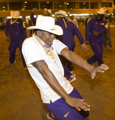 Cowboy hats and rodeo games, LSU Tigers get into Texas spirit during ...