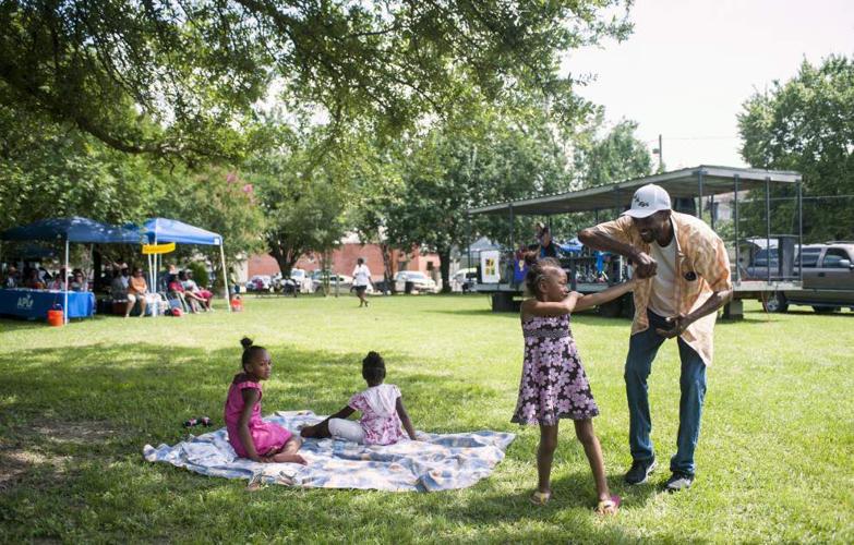 Annual Juneteenth Freedom Festival attracts crowd for music, food ...