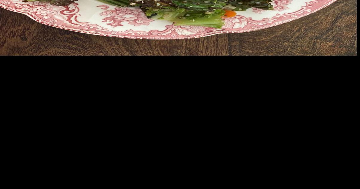 This life-hack green salad with healthy grains and crunchy toppings ...