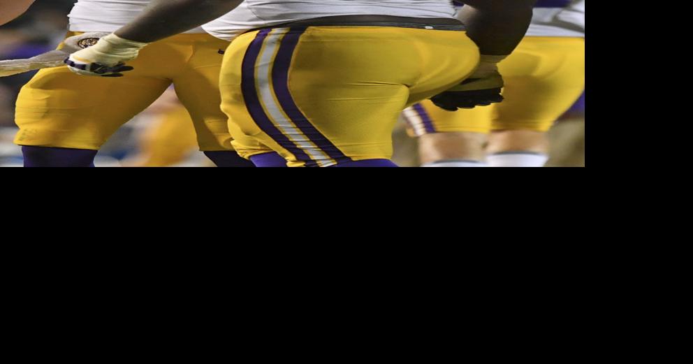 LSU guard Damien Lewis hurt early in Peach Bowl, carted to locker room ...