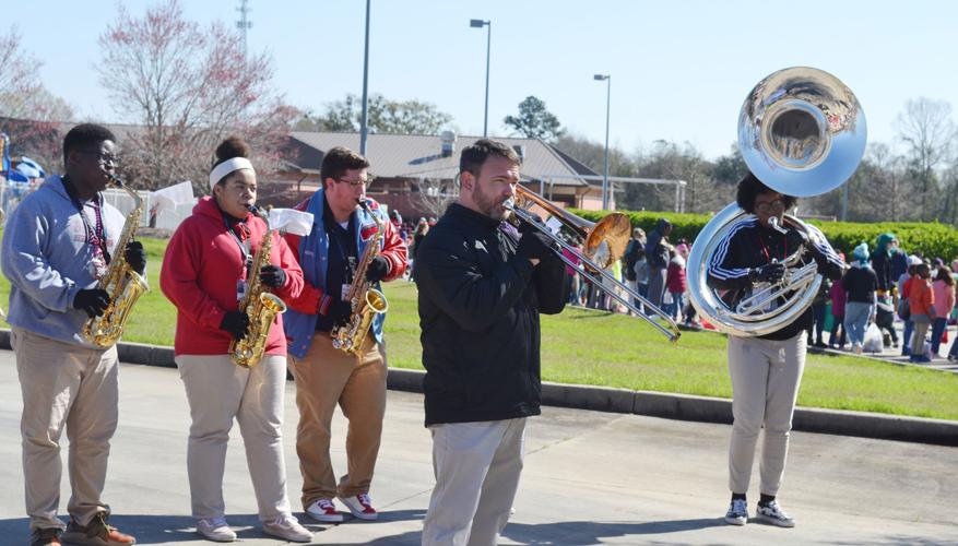 Little kindergartners hitch wagons to growing attraction | Zachary ...