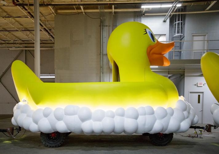 Photos: Muses unveils mama duck, chicks to follow bathtub in parade ...