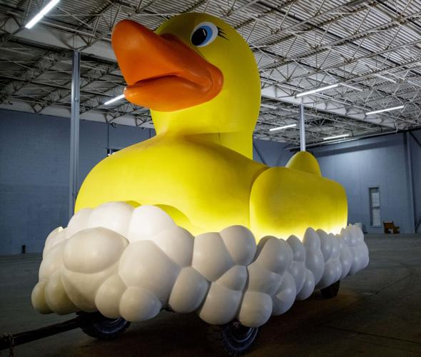 Photos: Muses unveils mama duck, chicks to follow bathtub in parade ...