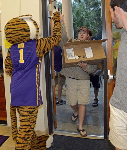 LSU president, volunteers helped underclassmen settle into their dorms ...