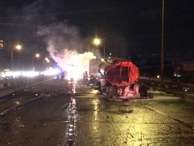 Two 18-wheelers in early-morning fiery crash shuts down I-110 South for ...