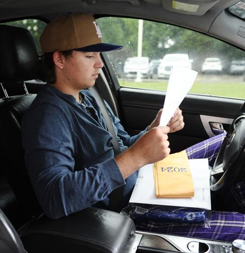Live Oak seniors pick up caps, gowns during drive-thru distribution ...