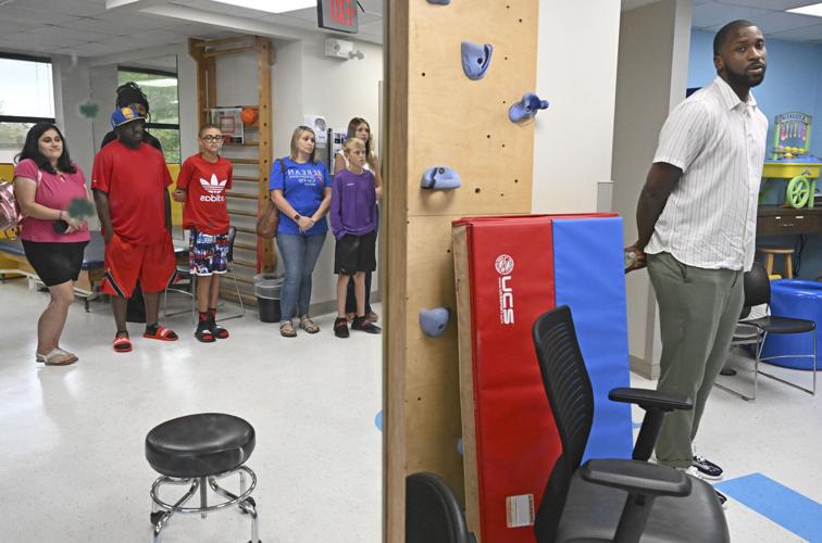 Ex-Kentucky, NBA star visits Baton Rouge pediatrics clinic to help ...