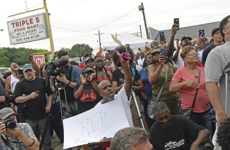 'I’m so outraged,' crowd at Baton Rouge prayer vigil for Alton Sterling ...