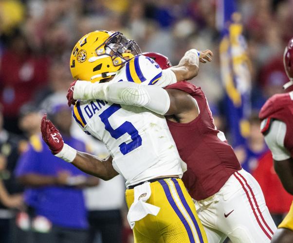 LSU QB Jayden Daniels knocked out of game with head injuury | LSU ...