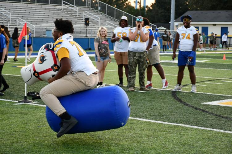 EA celebrates rivalry week with gator hunt, powder puff game, pep rally ...