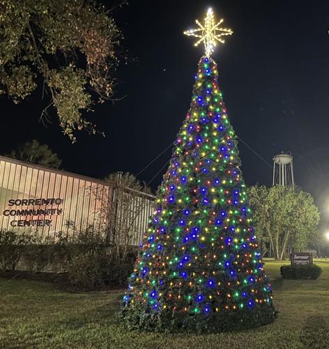 Santa arrives in Sorrento atop a firetruck during Christmas tree ...