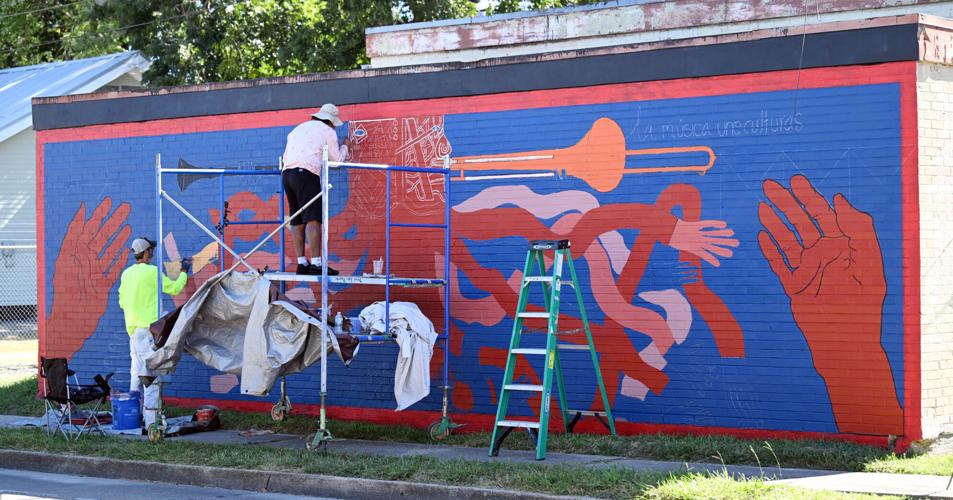 'Everybody has roots': Mural to honor Latino heritage finds a home in ...
