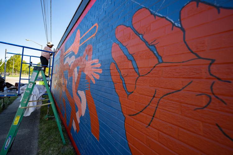 'Everybody has roots': Mural to honor Latino heritage finds a home in ...