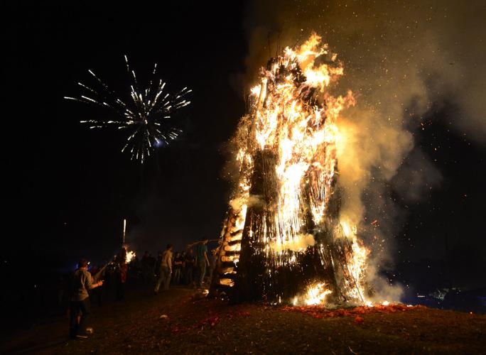 Photos, Video: Watch as bonfires go up along Mississippi River levee on ...
