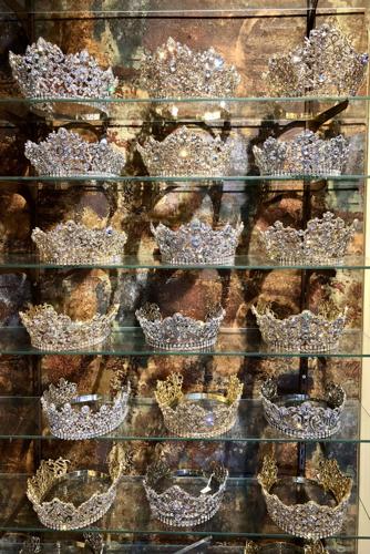Louisiana Mardi Gras royalty like Drew Brees wear crowns handmade at ...