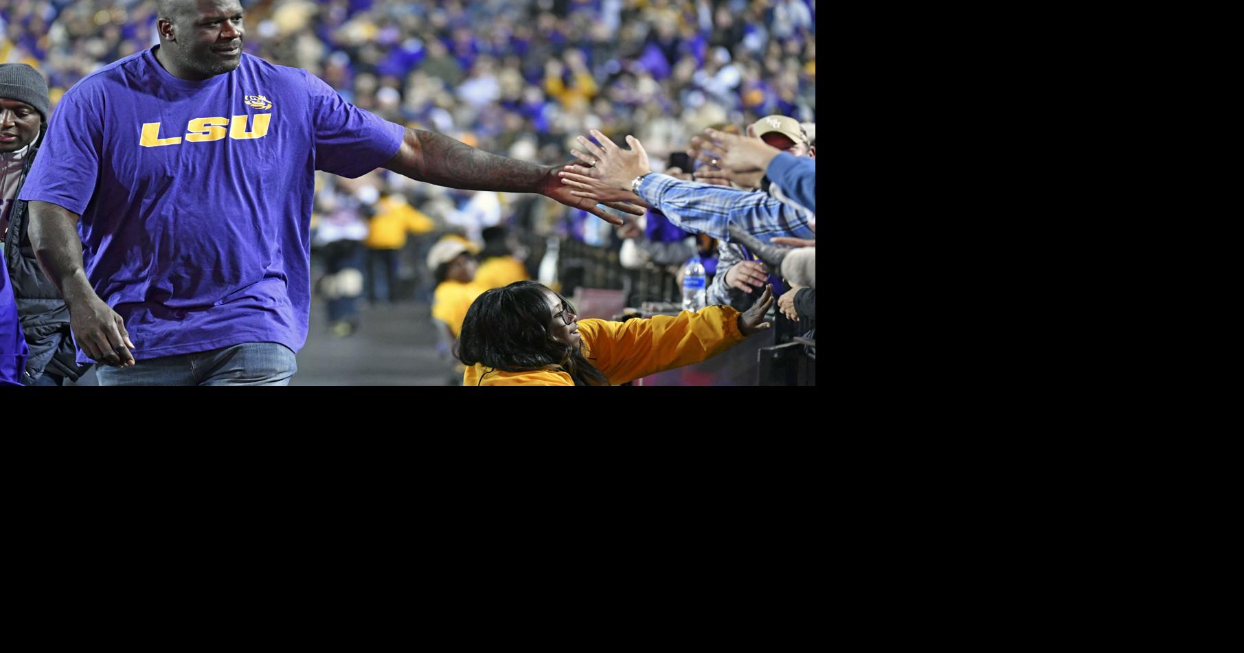 Watch: Shaq lifts LSU cheerleader over head to hype up crowd as Tigers ...