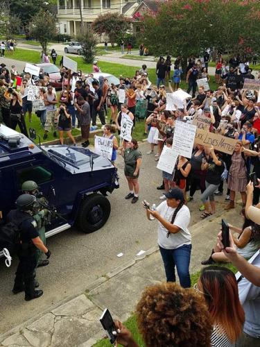 Alton Sterling protest intensifies as big crowd gathers near Baton ...
