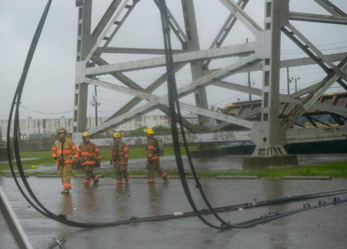 Video shows train cars blown off elevated New Orleans track by storm ...