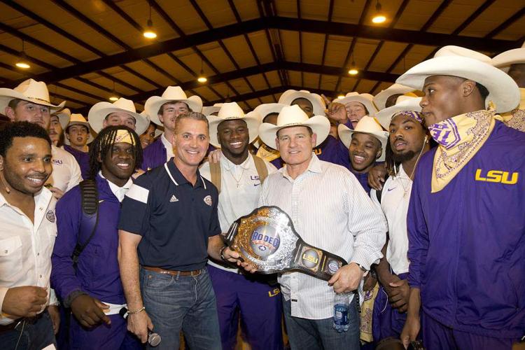 Cowboy hats and rodeo games, LSU Tigers get into Texas spirit during ...