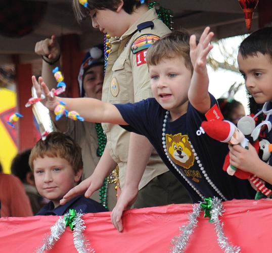 Dark clouds, rain can't stop Walker Christmas parade from rolling ...