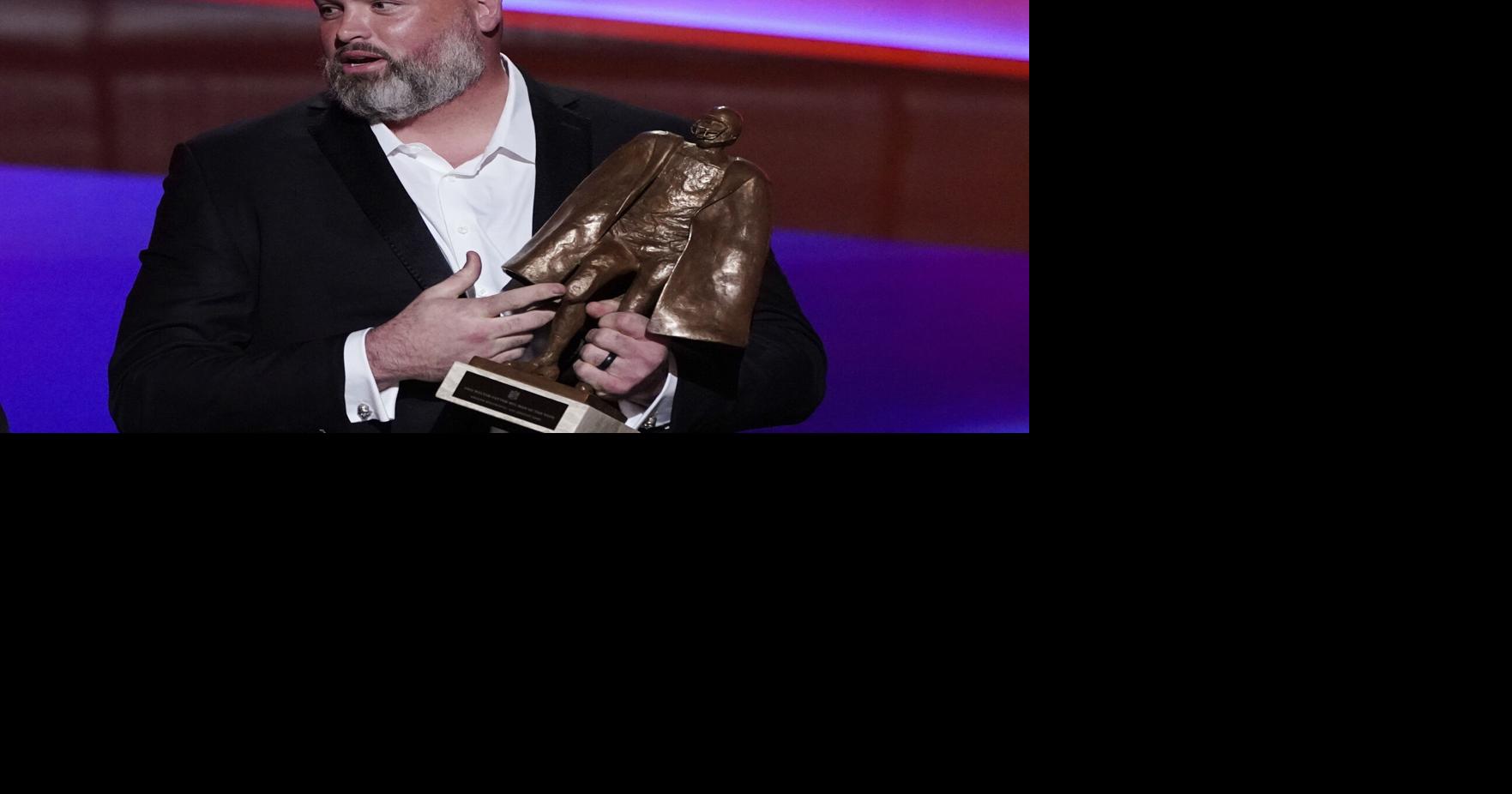 Andrew Whitworth's résumé is only missing a ring. His Rams teammates ...