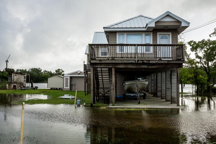 Lafitte begins evacuations as water nears top of town's levees | East ...
