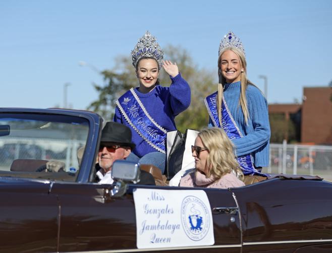 Veterans ride as guests of honor through Gonzales in annual parade ...