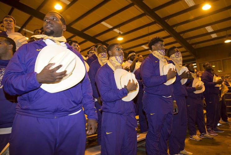 Cowboy hats and rodeo games, LSU Tigers get into Texas spirit during ...