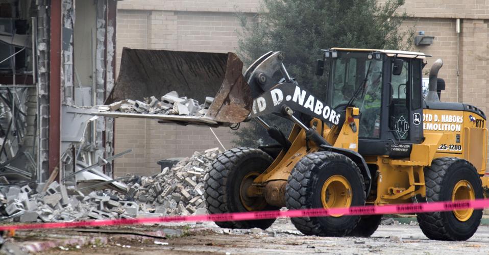 Amazon center in Baton Rouge: Cortana Mall demolition begins; see ...