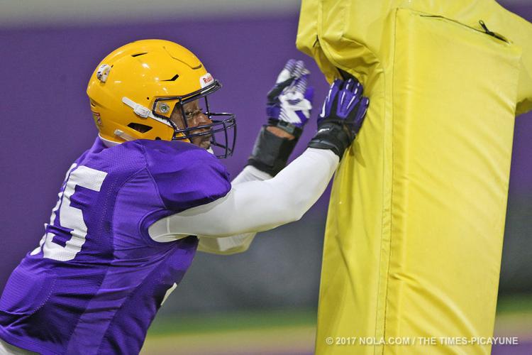 LSU freshmen still in running to start at right guard, linebacker ...