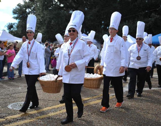5,000 eggs cracked, cooked during Giant Omelette Celebration in ...