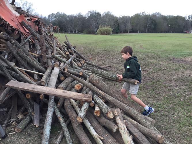 Family pays tribute to Cajun Navy with 27-foot bonfire structure ...