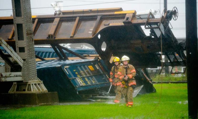 Video shows train cars blown off elevated New Orleans track by storm ...