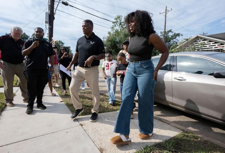 Warrick Dunn helps furnish Habitat home for Lafayette mom | News ...
