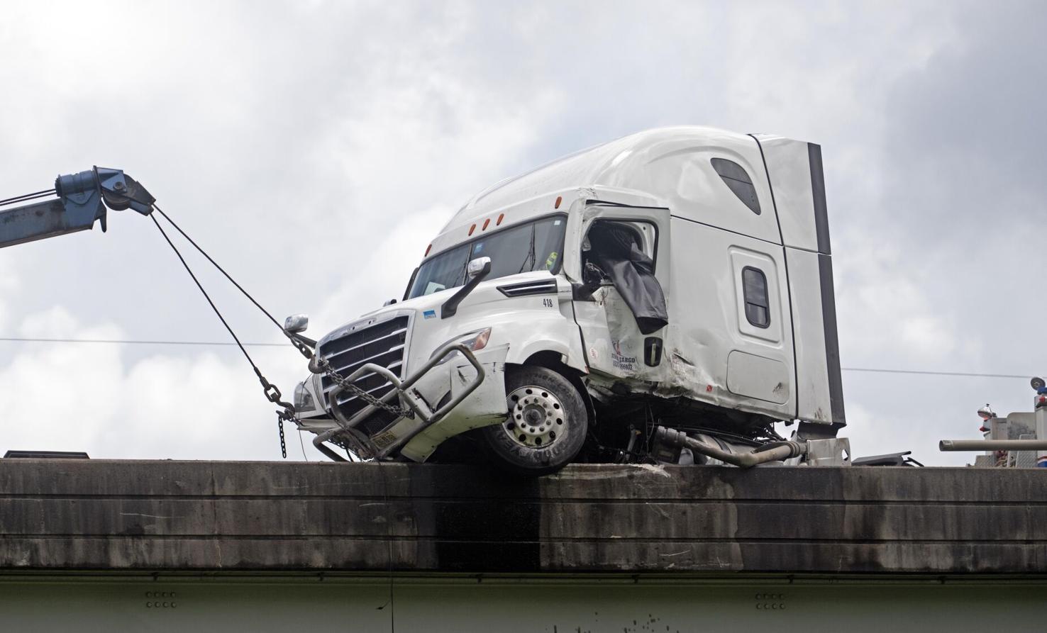 Photos Fatal 18 Wheeler Crash Causes Heavy Delays In Baton Rouge Area