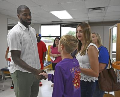 Ex-Kentucky, NBA star visits Baton Rouge pediatrics clinic to help ...