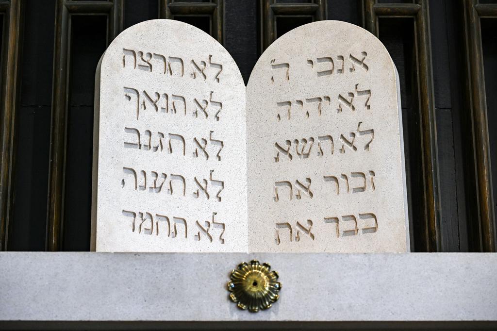 ten commandments in a synagogue