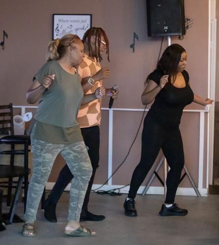The R&B Lounge sets the mood for city's mature crowd | Entertainment ...