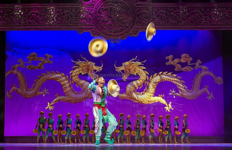 The Shanghai Acrobats of the People's Republic of China makes its ...