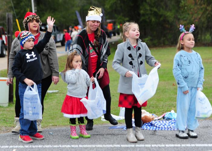 Santa, Grinch arrive in Walker with Kiwanis parade | Livingston ...