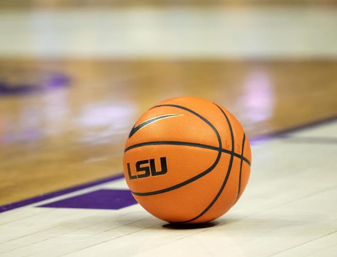 LSU basketball bus slides off icy road in Arkansas | LSU | theadvocate.com